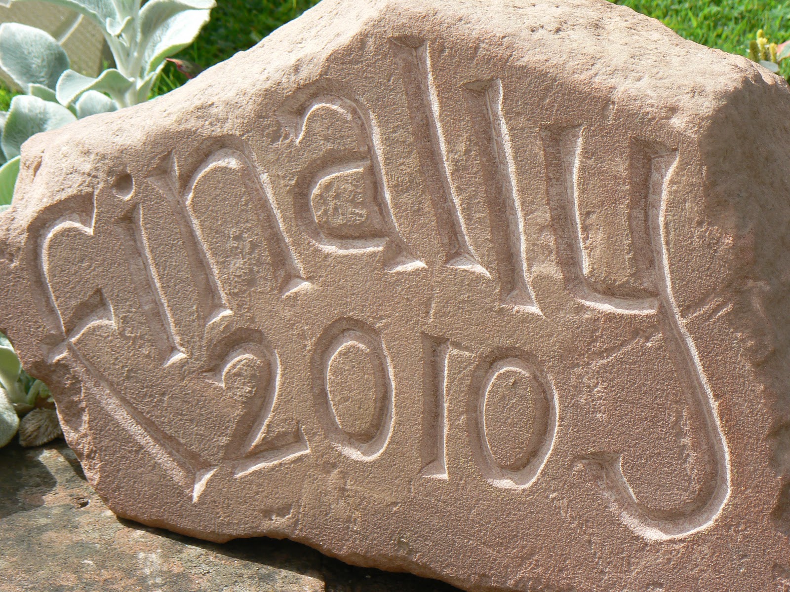 paradis express: Pip Hall lettercarving