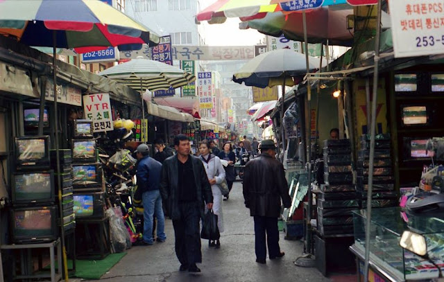 50 Candid Photographs That Capture Street Scenes of South Korea From ...