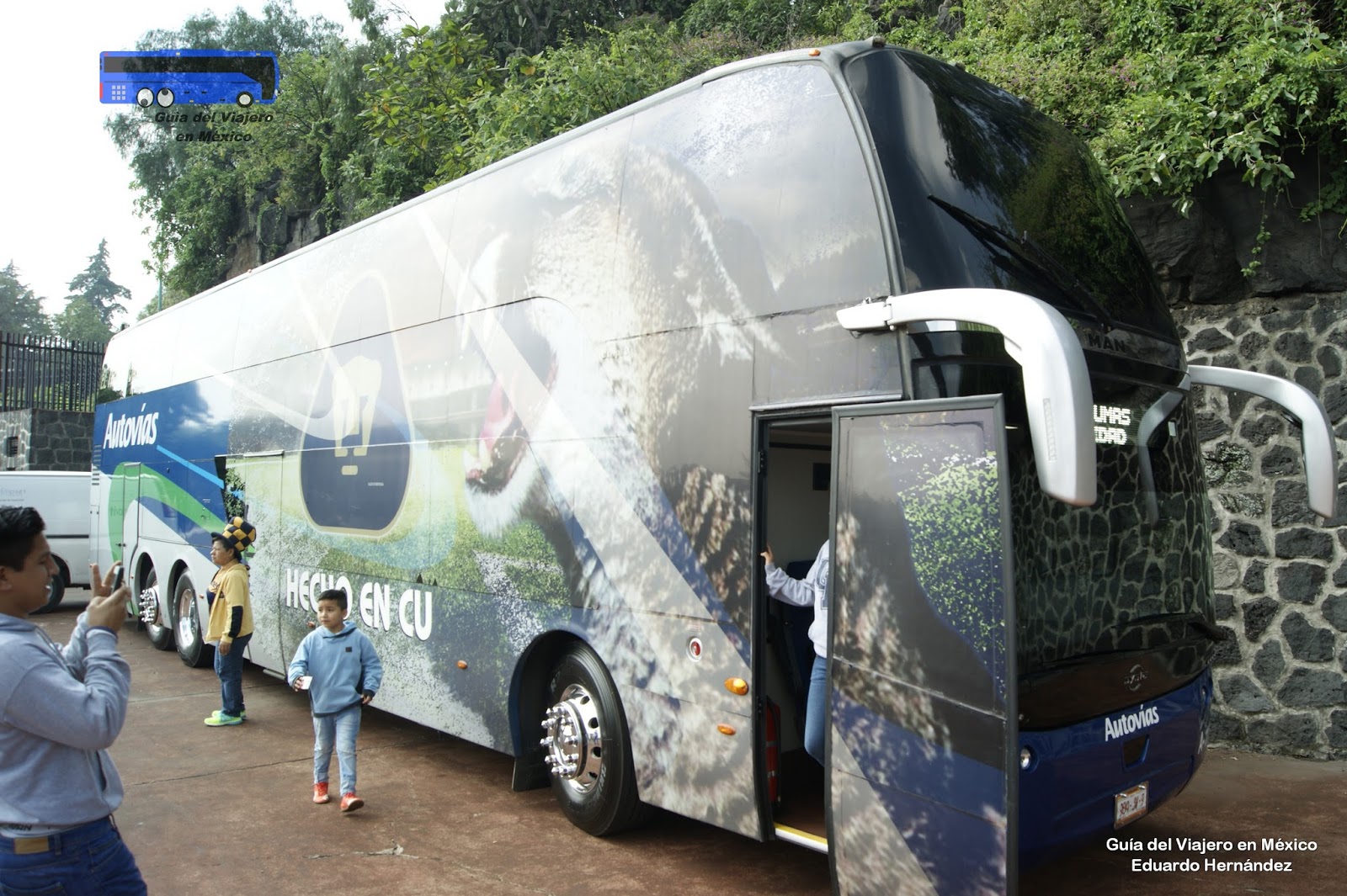 Todo mundo se quiere toma fotos con el Autobús de los PUMAS