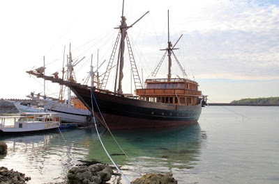 Phinisi Bugis Tribes Sailboat | Side Green