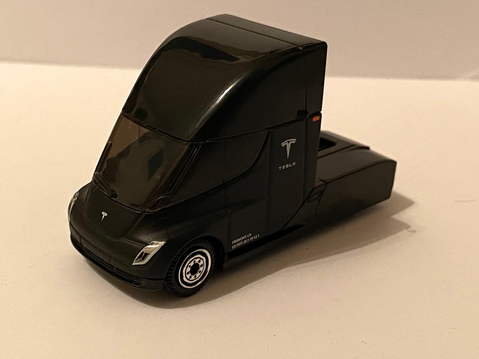 Modell:87: Elektrisierend - Der Tesla Semi von Matchbox