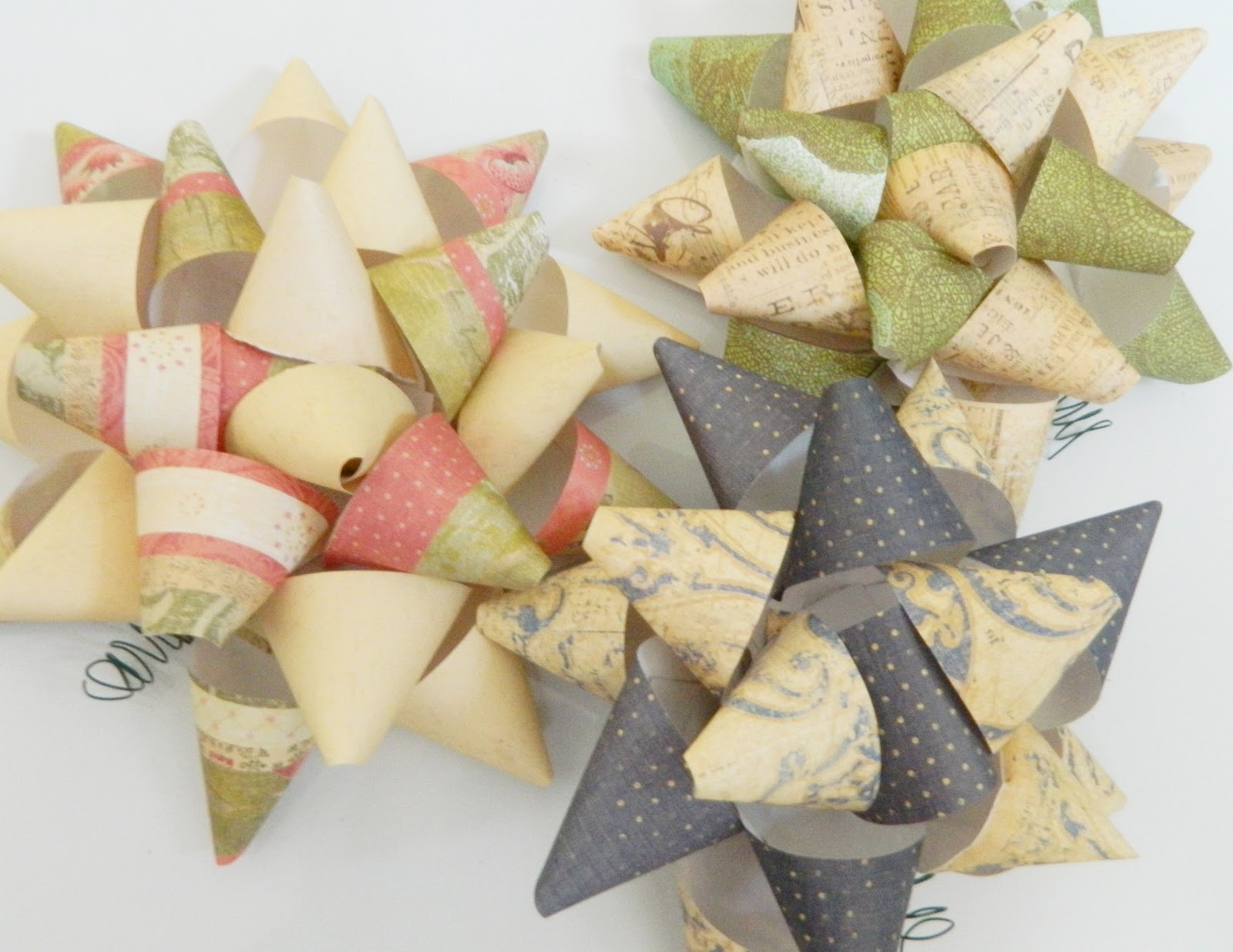 Paper Pendulum: Bow Tree-topper