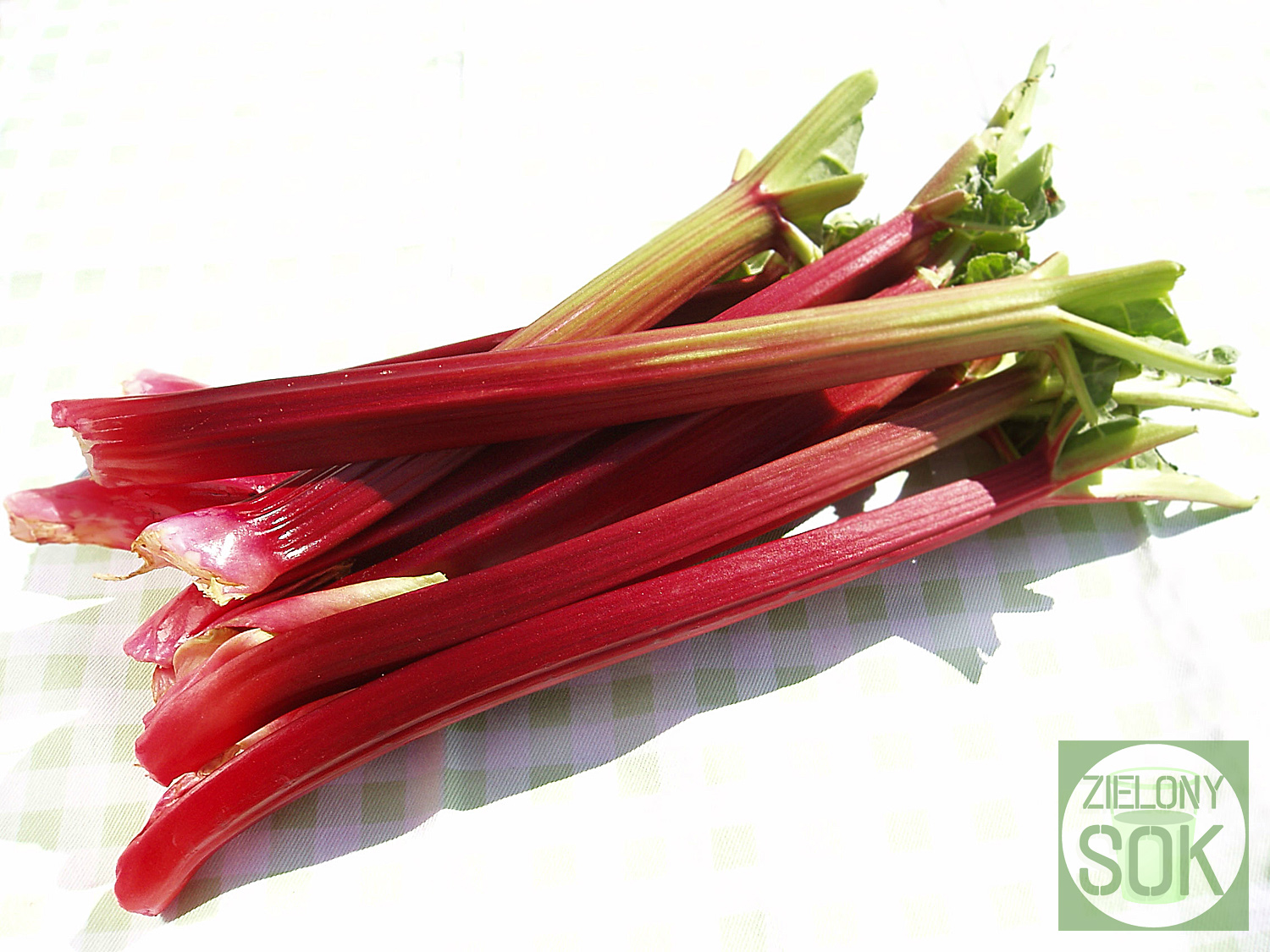 Zielony Sok : Naleśniki z Rabarbarem i Syropem Daktylowym