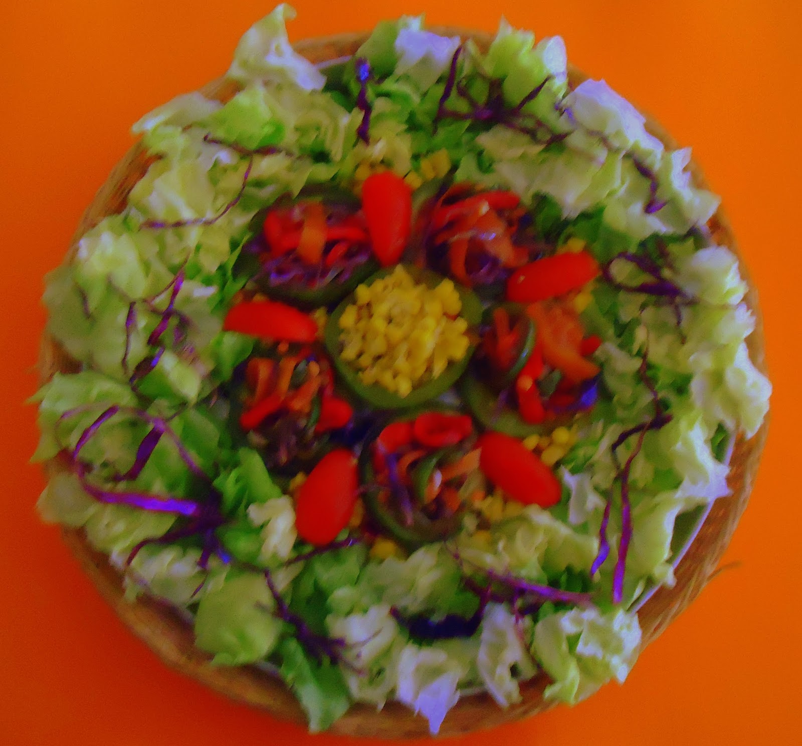 ensaladas en mandalas : Flor de verduras al vapor con hojas verdes