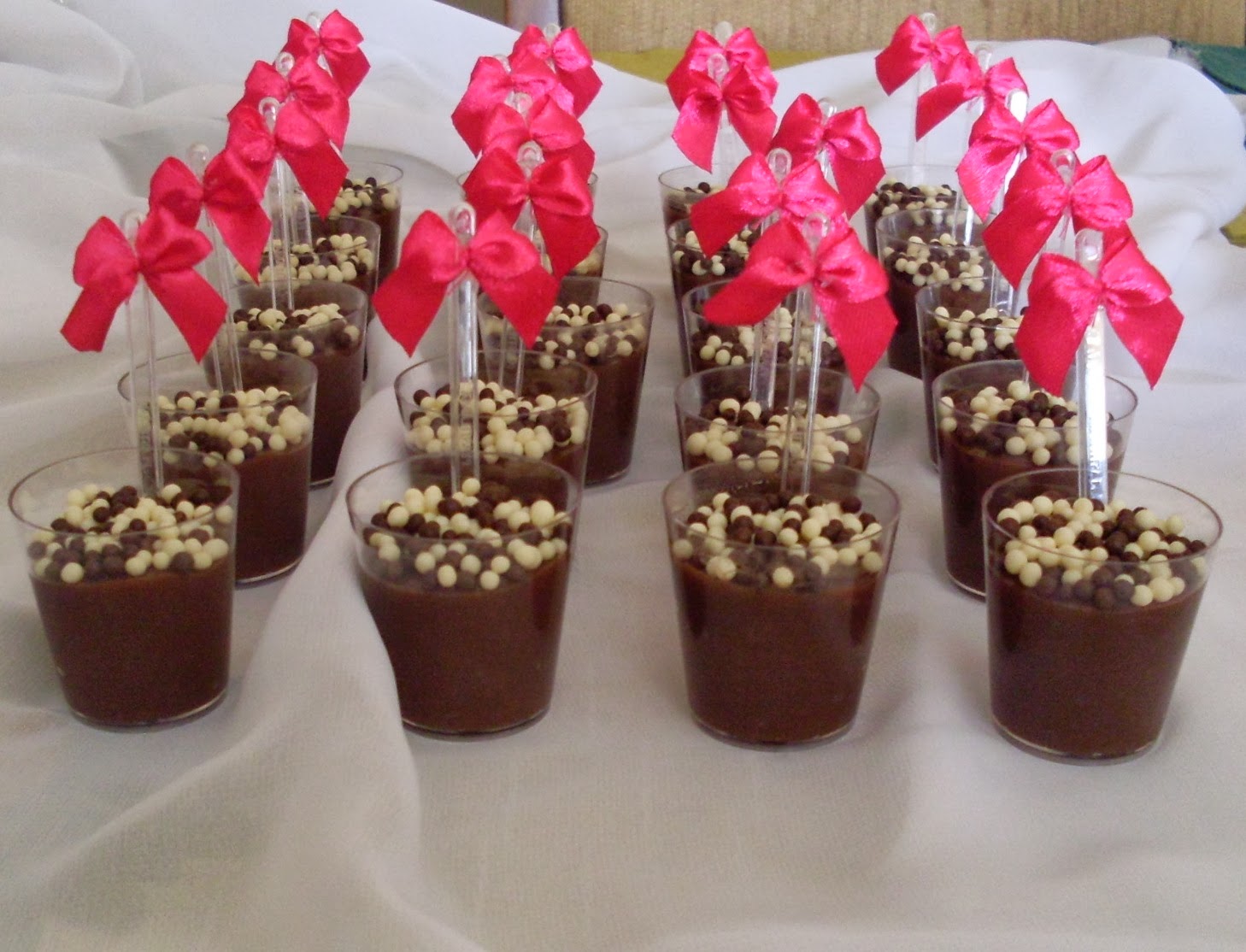 Toque Mágico Decorações: Nossos docinhos finos em copinhos, uma delicia ...