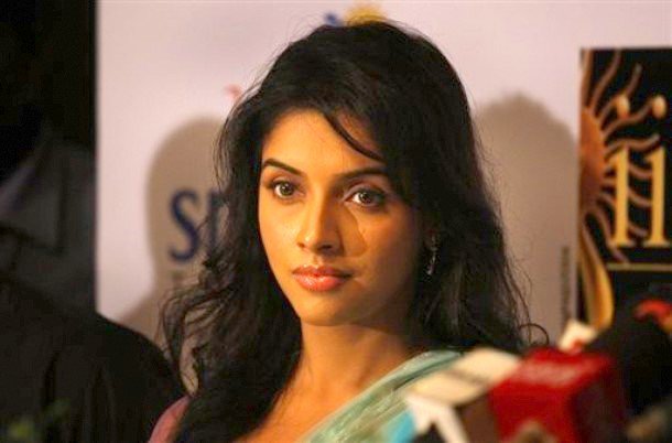 Men Women Photos: Asin Cute Photo Gallery From Ready Hindi Movie