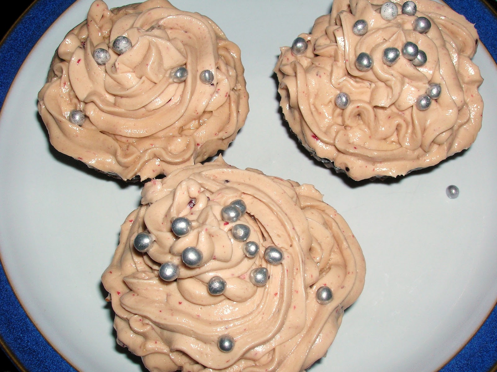 Cake Of The Week: Chocolate Cupcakes With Blackcurrant Icing [Low Sugar]