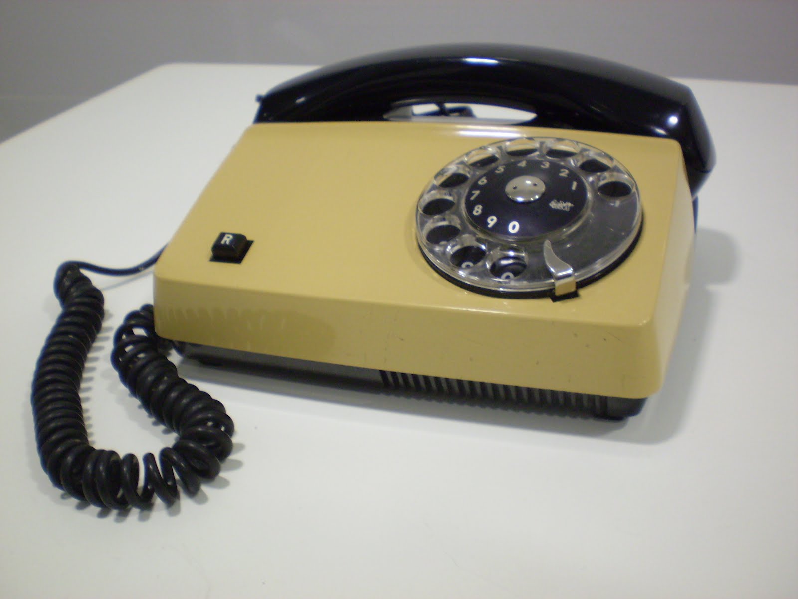 Vintagería: Teléfono Ericsson, de los últimos fabricados con disco, años 80