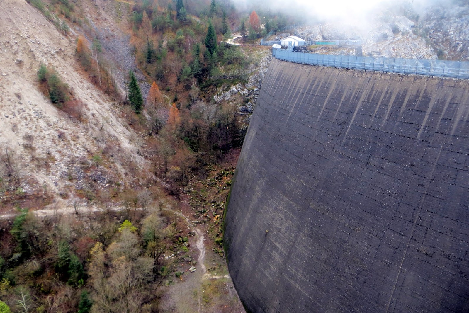 Visitare la diga del Vajont, un'escursione trekking nei luoghi della ...