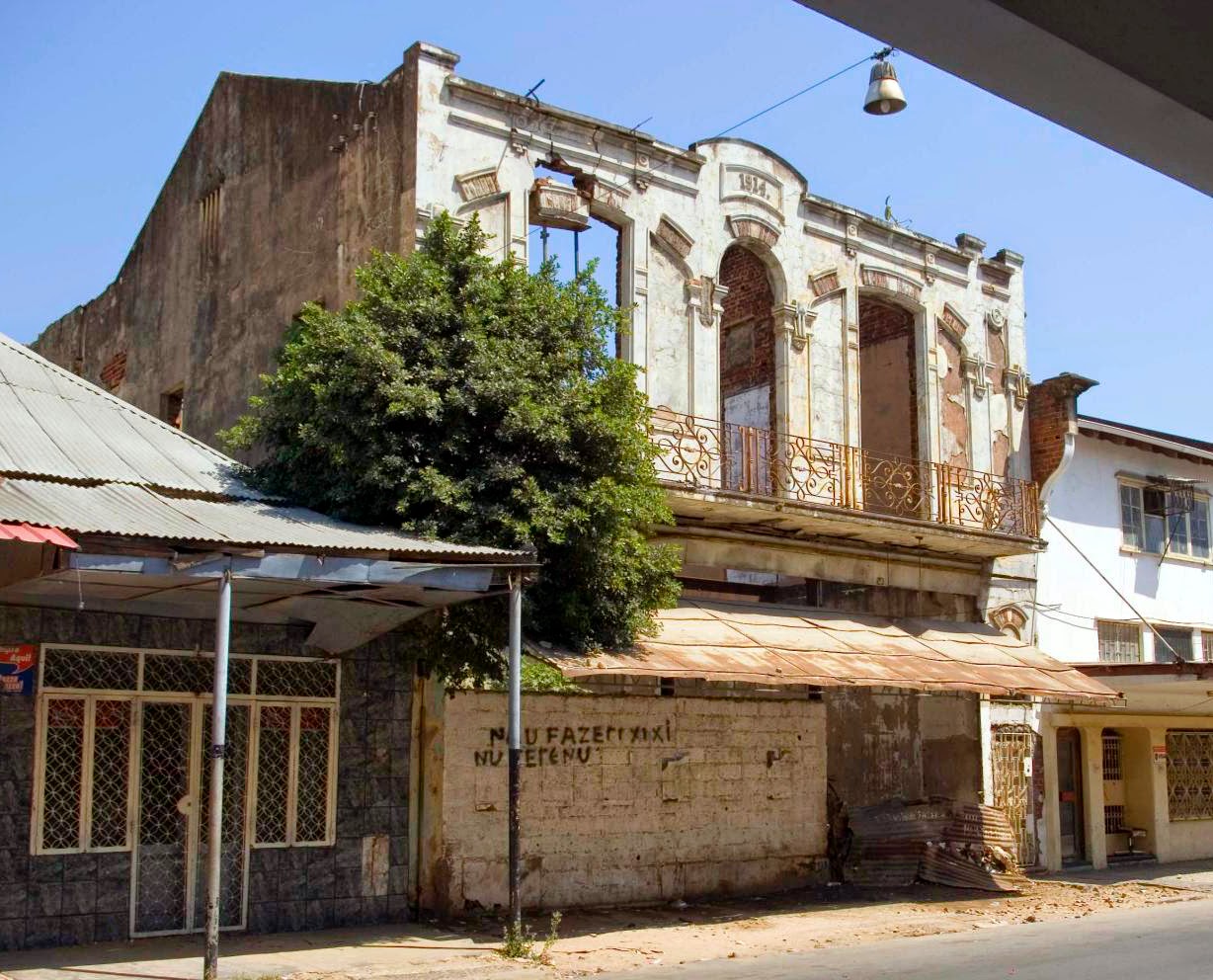 Prédio de 1914 na Consiglieri Pedroso em ruínas, Baixa de Maputo