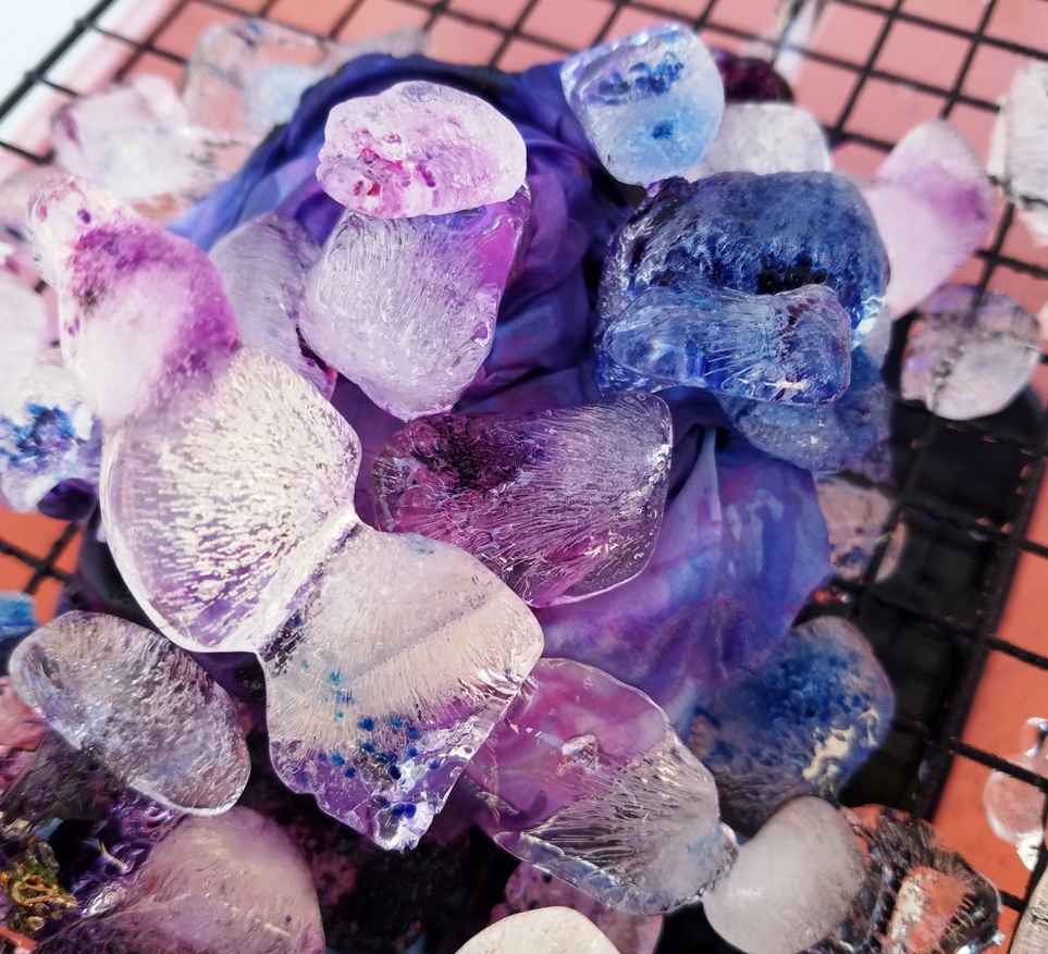 eweniquely ewe: Ice dyeing in progress......