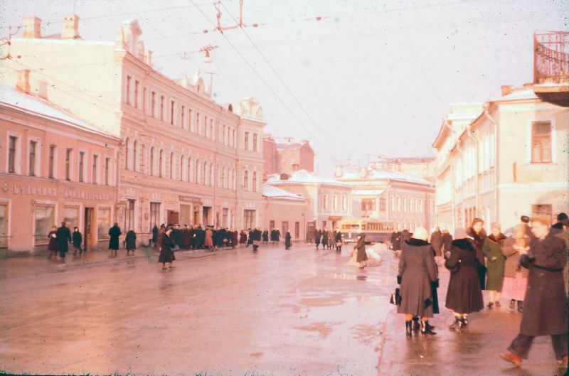 40 Fascinating Color Photos Capture Street Scenes of Moscow in the Mid ...