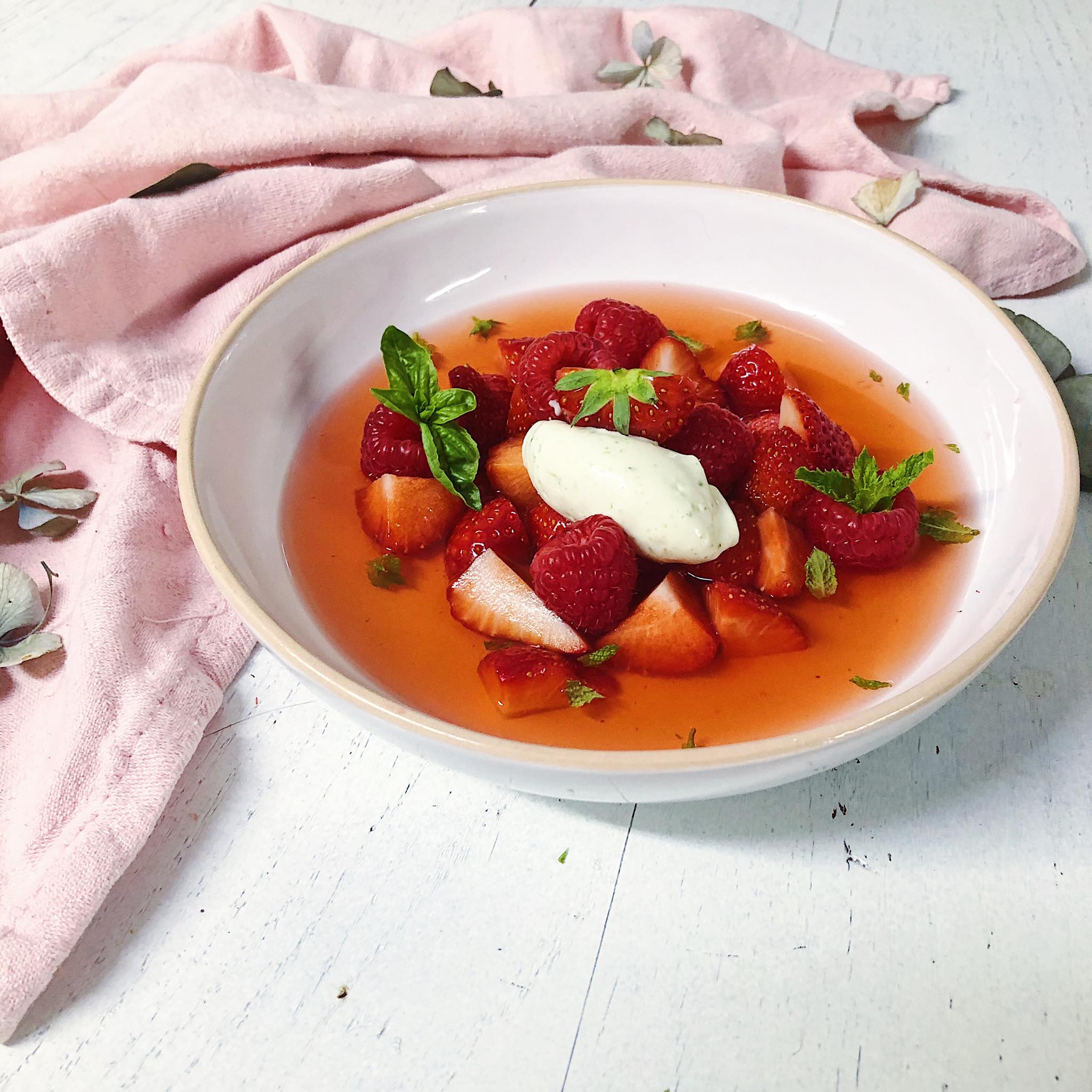 Soupe de fraises et quenelle de mascarpone citronnée - cookwithelsa