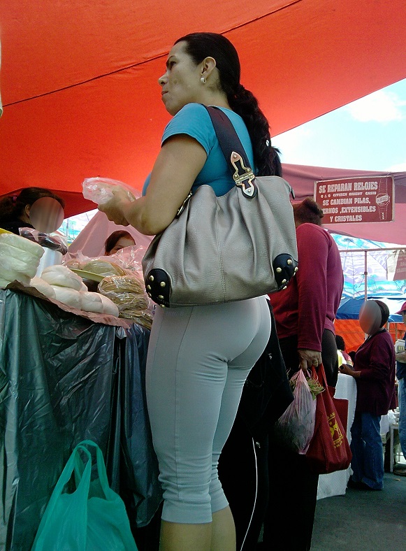 Señora con buenas nalgas usando ropa entallada | Mujeres bellas en la calle