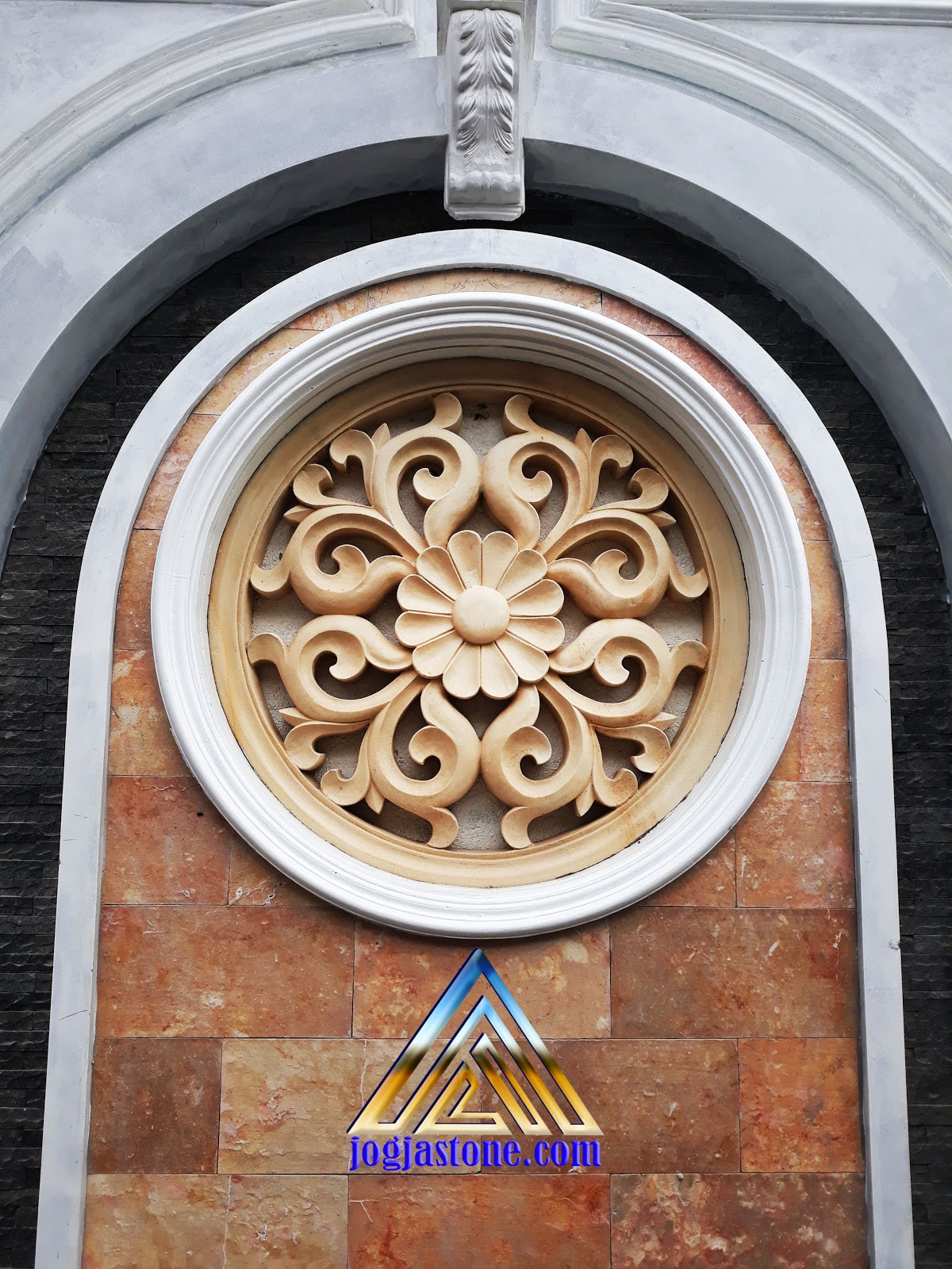 ukiran tempelan dinding bentuk bulat dari batu alam