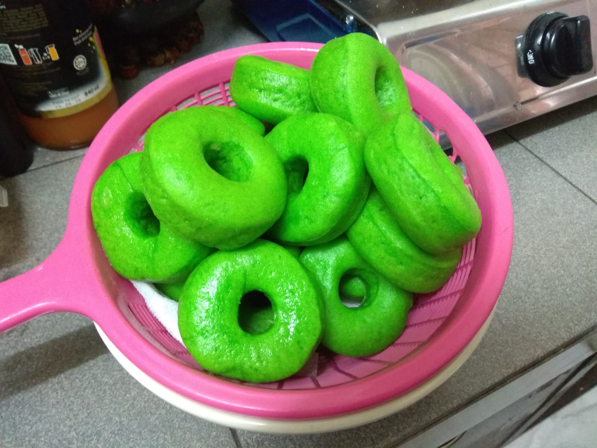 Resepi donut gebu gebas perisa pandan mak kau hijau!