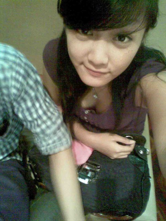 ABG 15 Tahun Pamer Belahan Dada | Lintas Berita