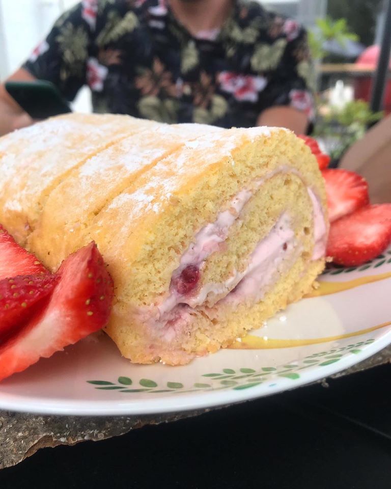 Rolbiscuit met aardbeivulling