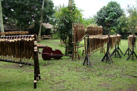 angklung is indonesian musical instruments