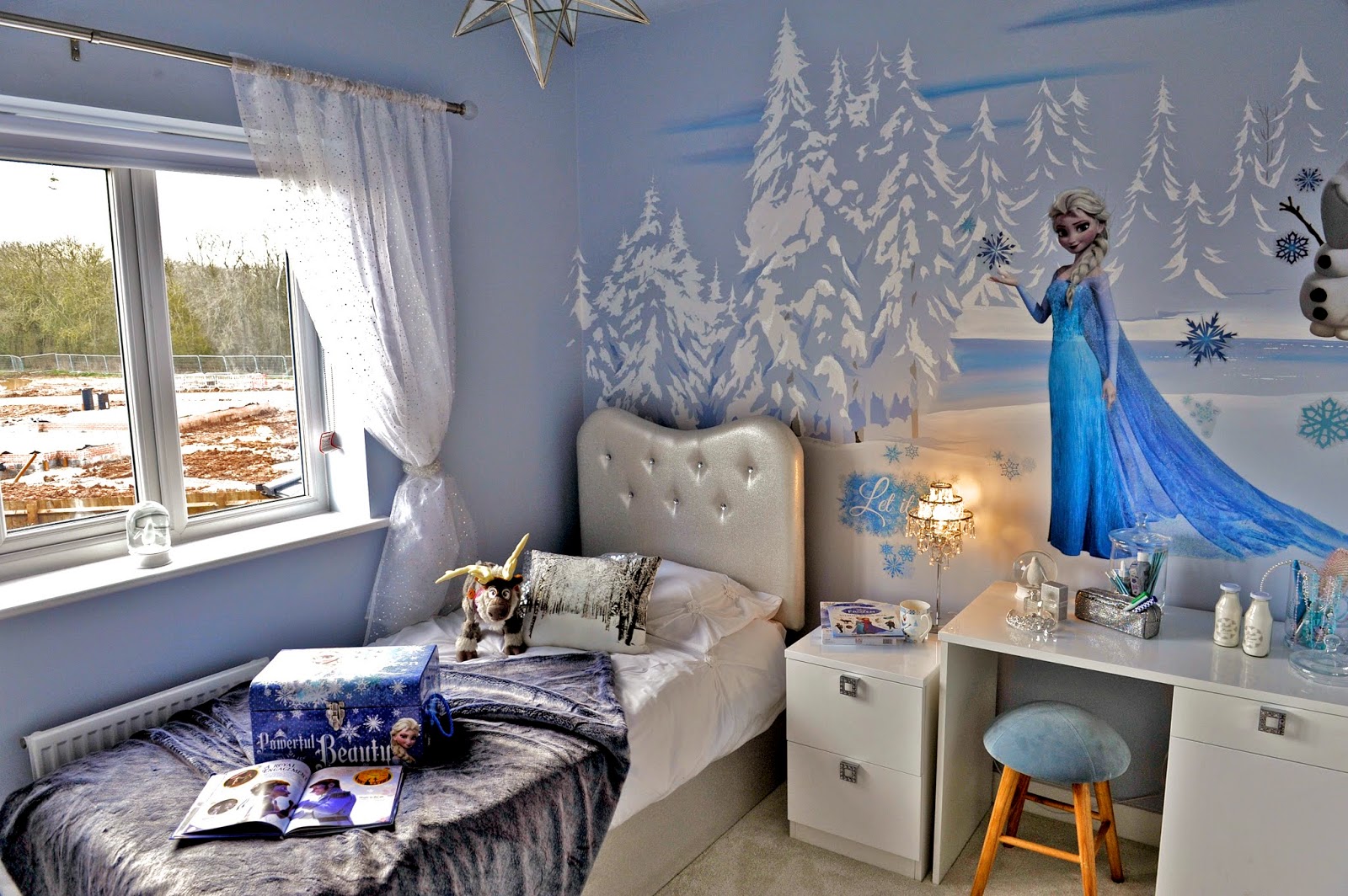 ARTISTIC TOUCH: Frozen Wall Mural