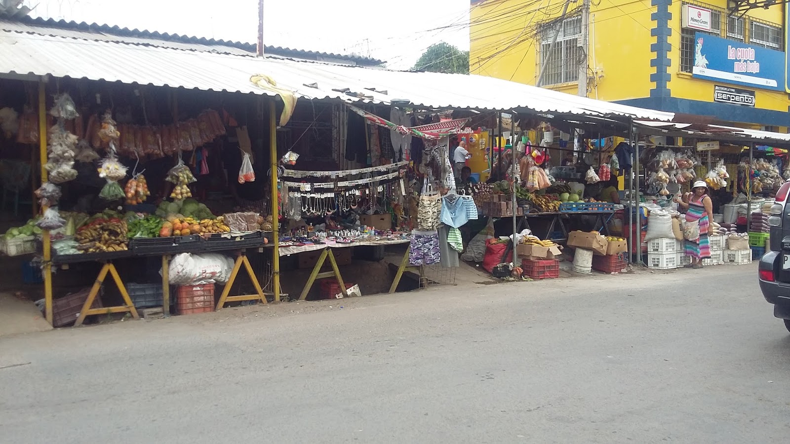 Congestionamiento en la Calle Comercial de la Colonia Kennedy