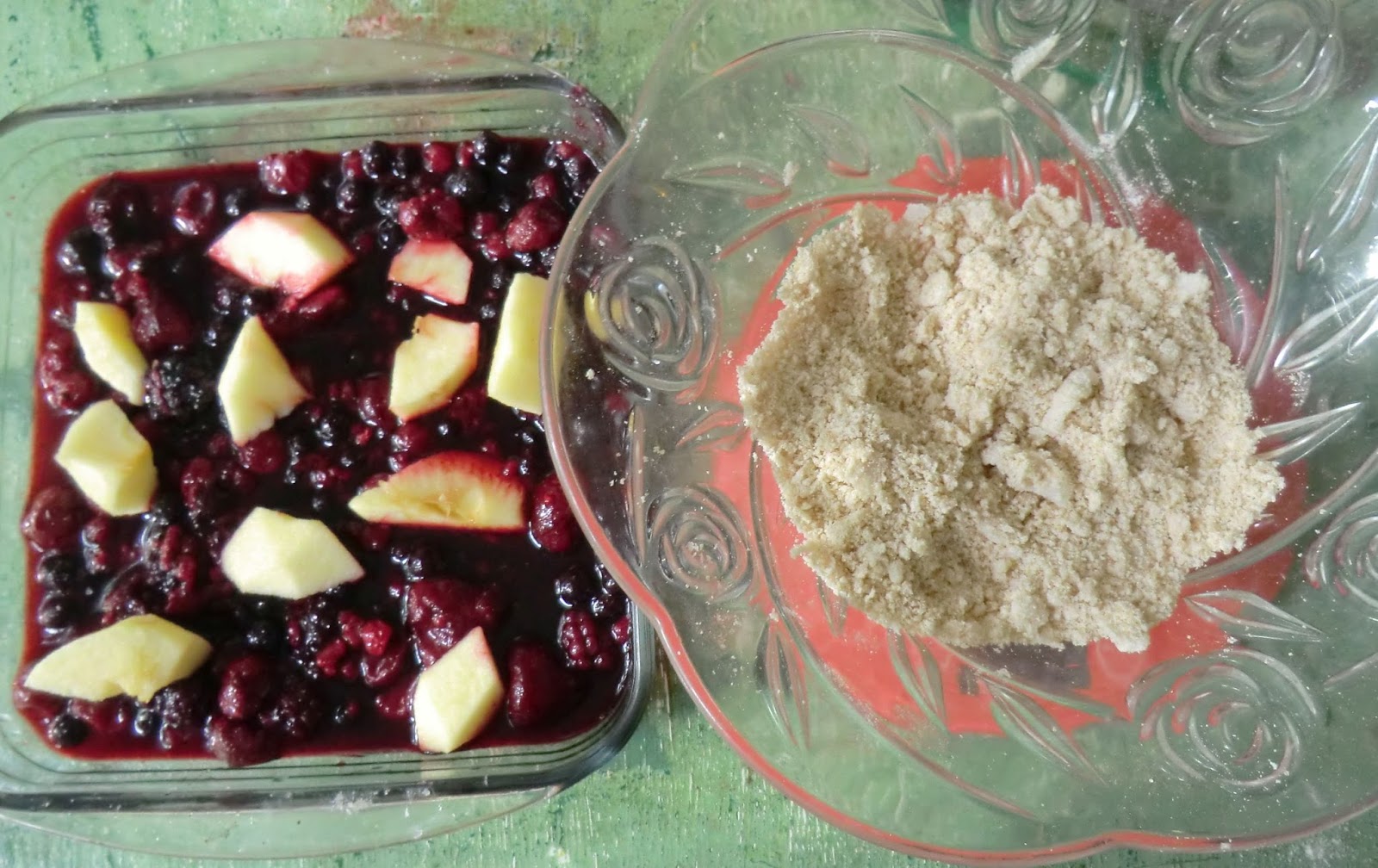 Crumble aux fruits rouges, aux pommes et à la farine de noix de coco ...