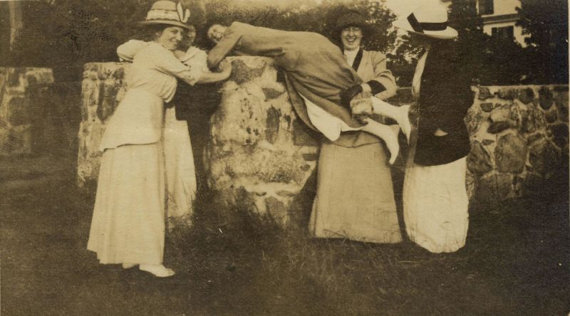 25 Humorous Photos of Naughty Women in the Victorian and Edwardian Eras ...