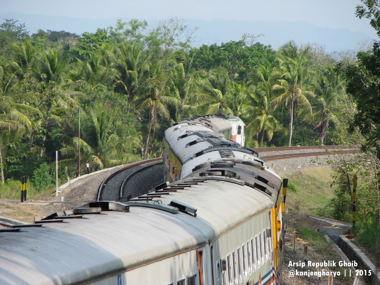 Kereta Api Indonesia: Lokomotif CC204 Menarik Rangkaian Panjang KA ...