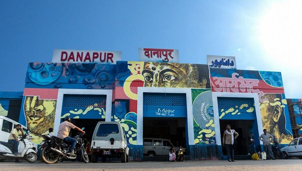 Wonderful Masterpiece created on the walls of Danapur Railway Station ...
