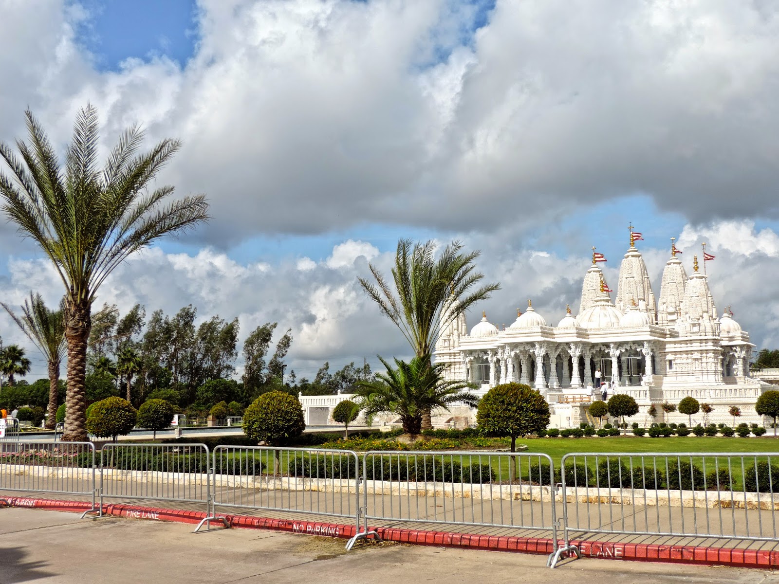 Of Golden Roses: BAPS Shri Swaminarayan Mandir