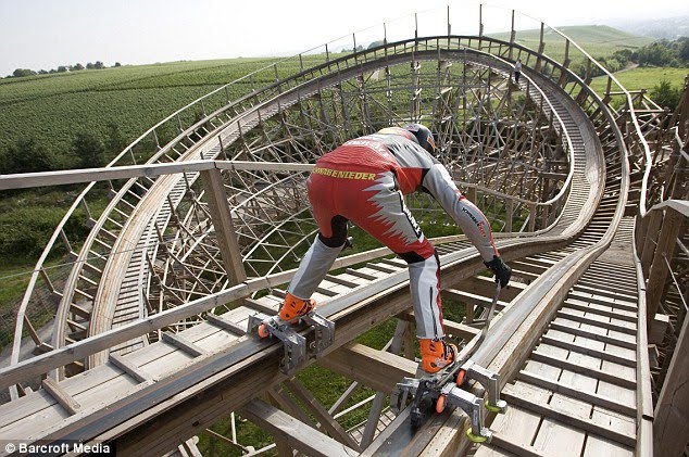 Photogallery of miracles of light: Roller-Coaster. Skating-at-Speed