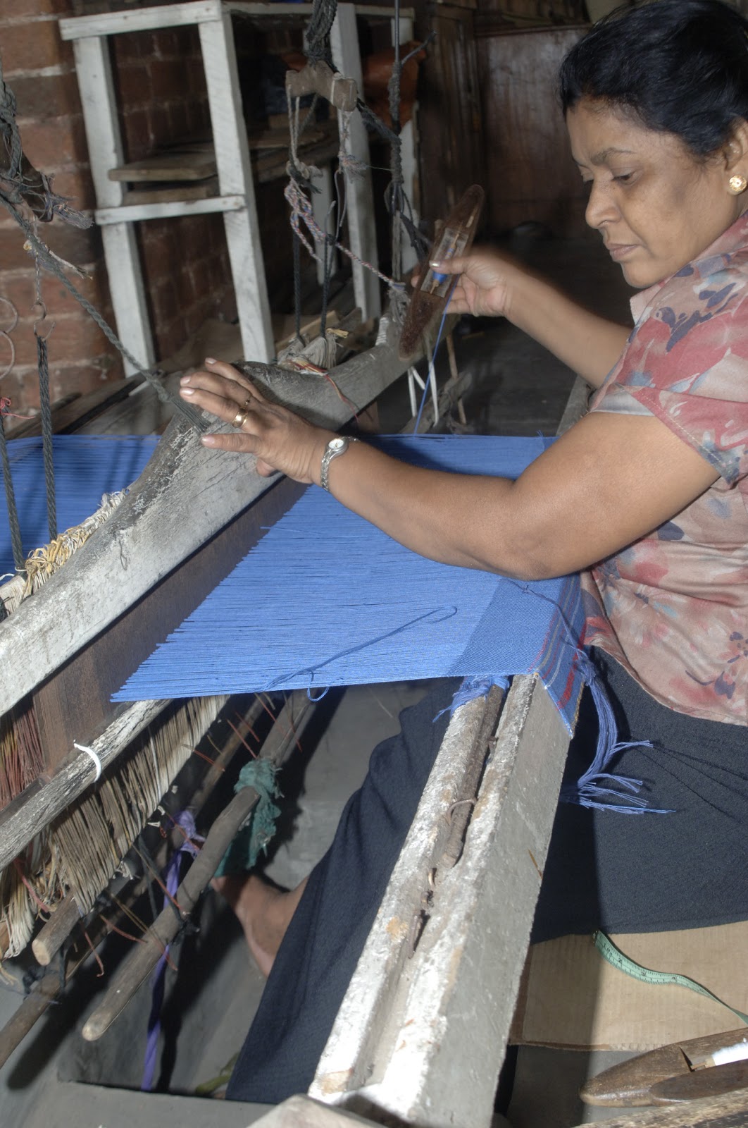 Kandyan Art Association: Pit loom weaving in Sri Lanka.