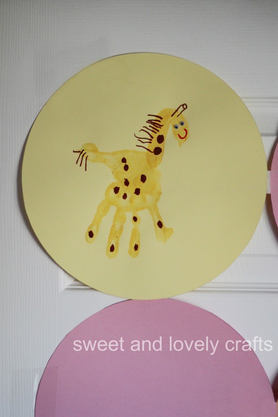 sweet and lovely crafts: handprint giraffes