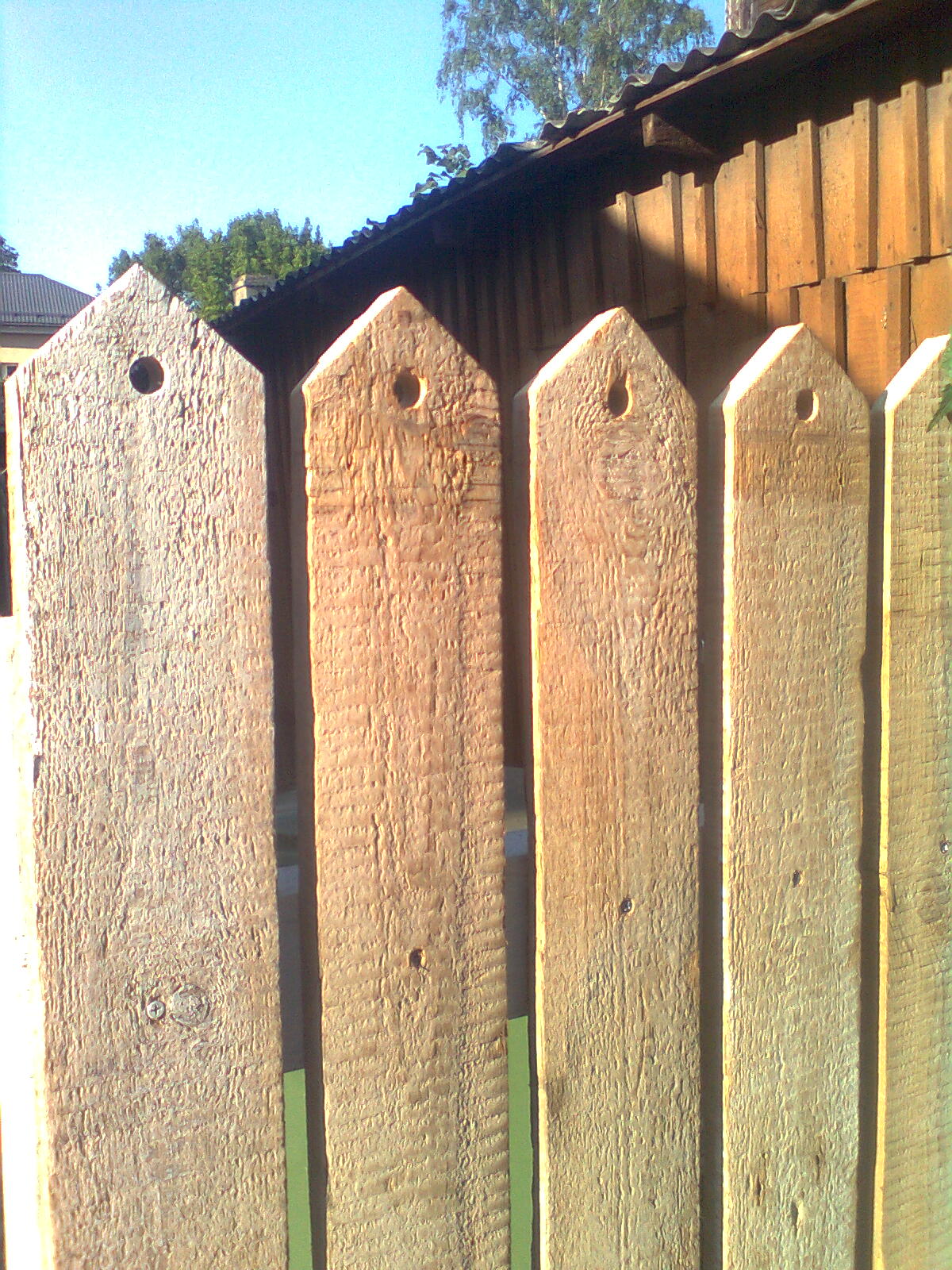 Väike maja Marta tänaval...: UUS PIIRDEAED JA KORSTEN VALMIS!