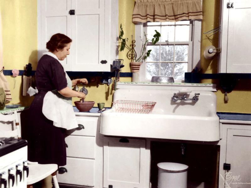 Amazing Colorized Photos Show What Kitchens Looked Like in the First ...