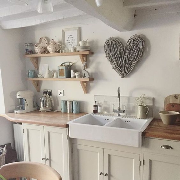 Simple and Serene Living: COTTAGE KITCHEN SHELVES