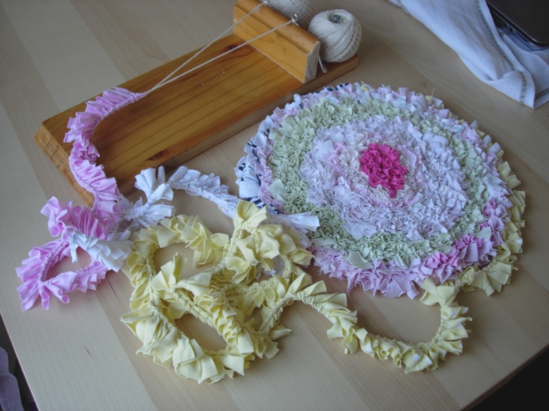 Boxoftrix: Rag Rug and Quilt, a little progress