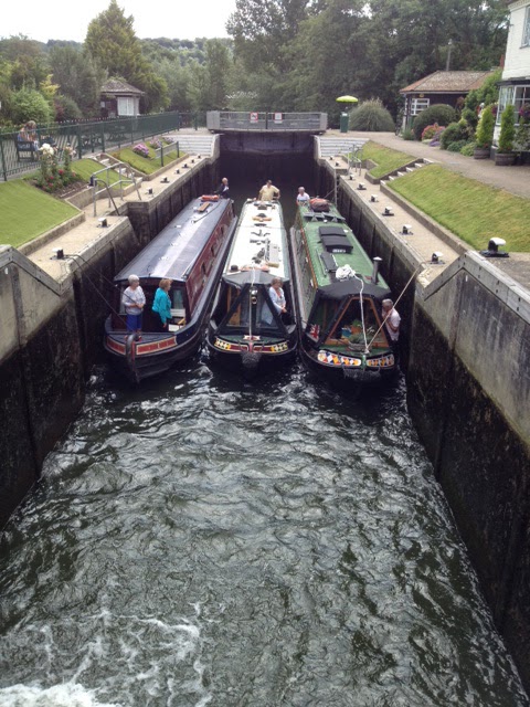 DREAMER NARROWBOAT: Windsor - Cookham Lock - Henley-on-Thames