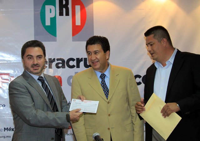 Tomás Ruiz y funcionarios de Sefiplan, entregan sus cuotas al CDE-PRI ...