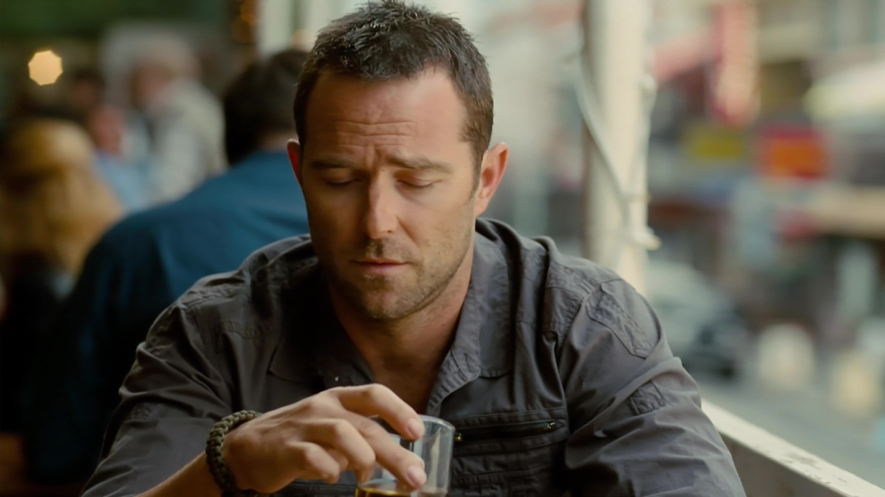ausCAPS: Sullivan Stapleton shirtless in Strike Back 3-05 "Vengeance ...