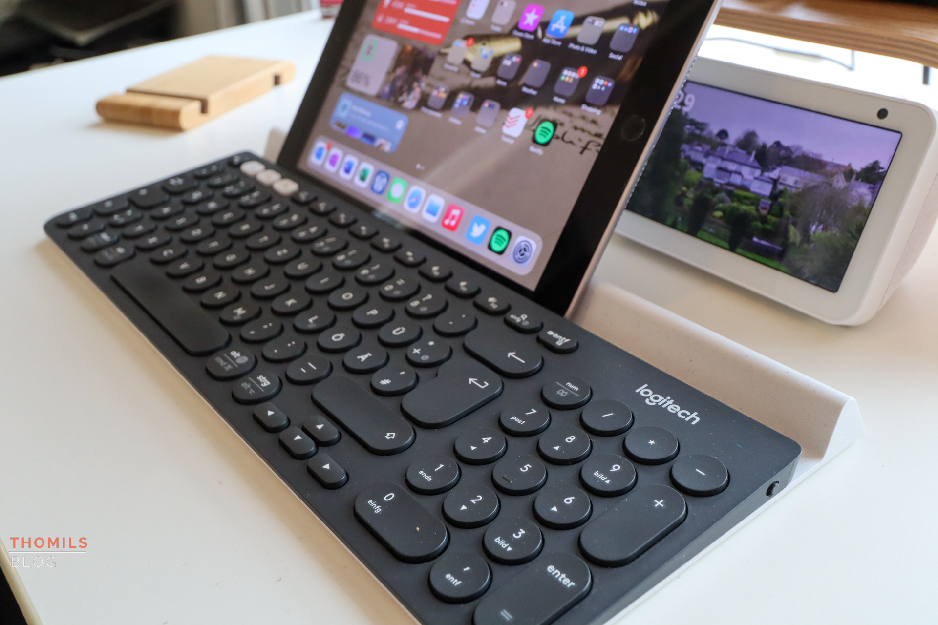 Logitech K780 Wireless Keyboard & M720 Triathlon Wireless Mouse