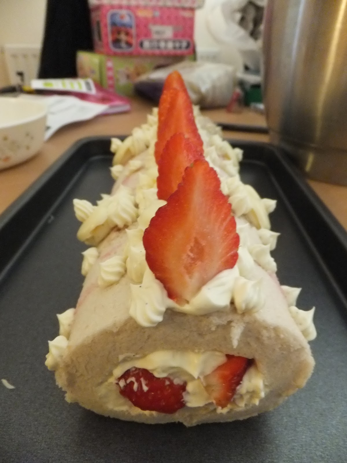 three2tea: Strawberry and White Chocolate Swiss Roll