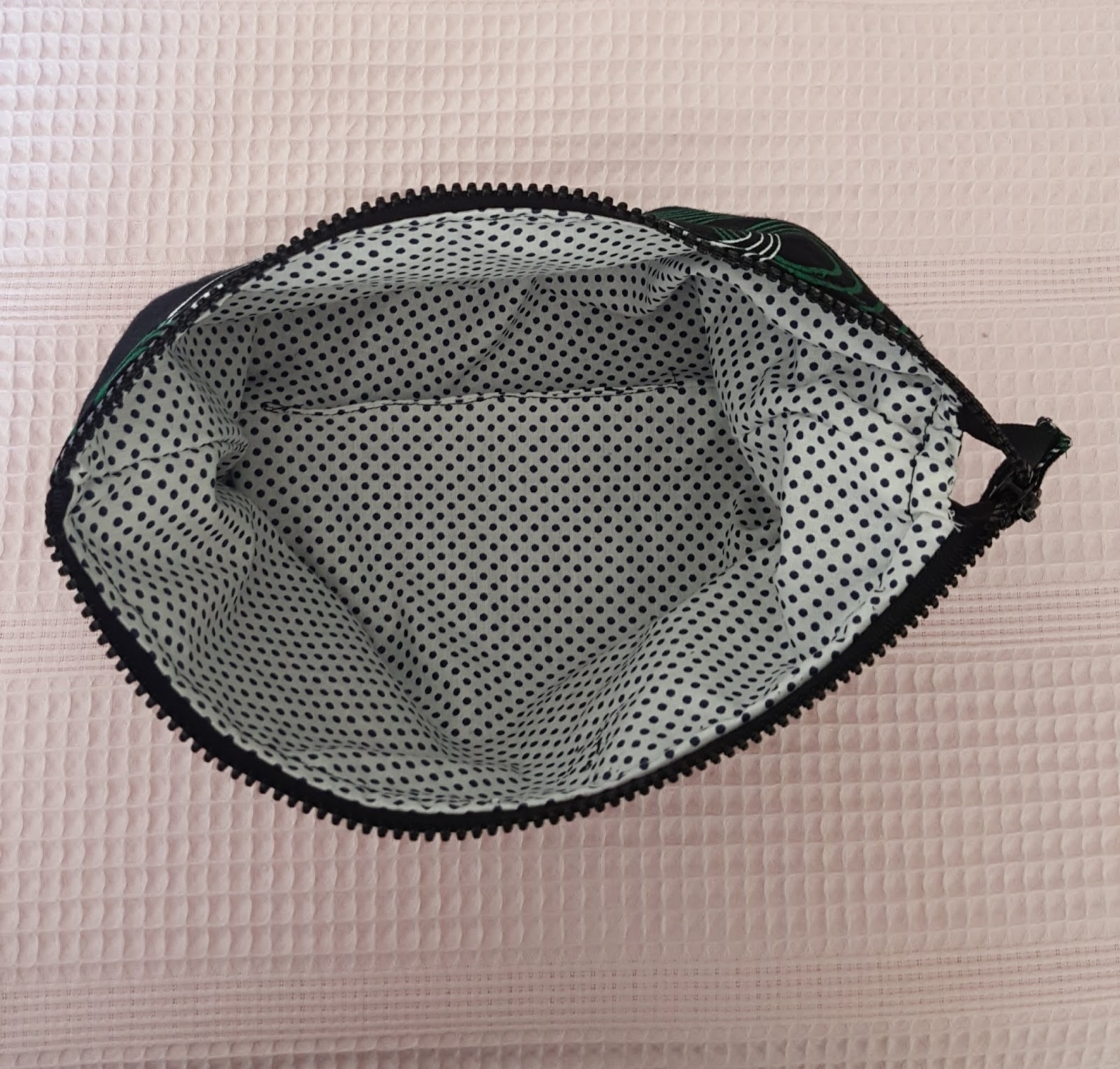 Open wide zippered pouch tutorial | All about patchwork and quilting