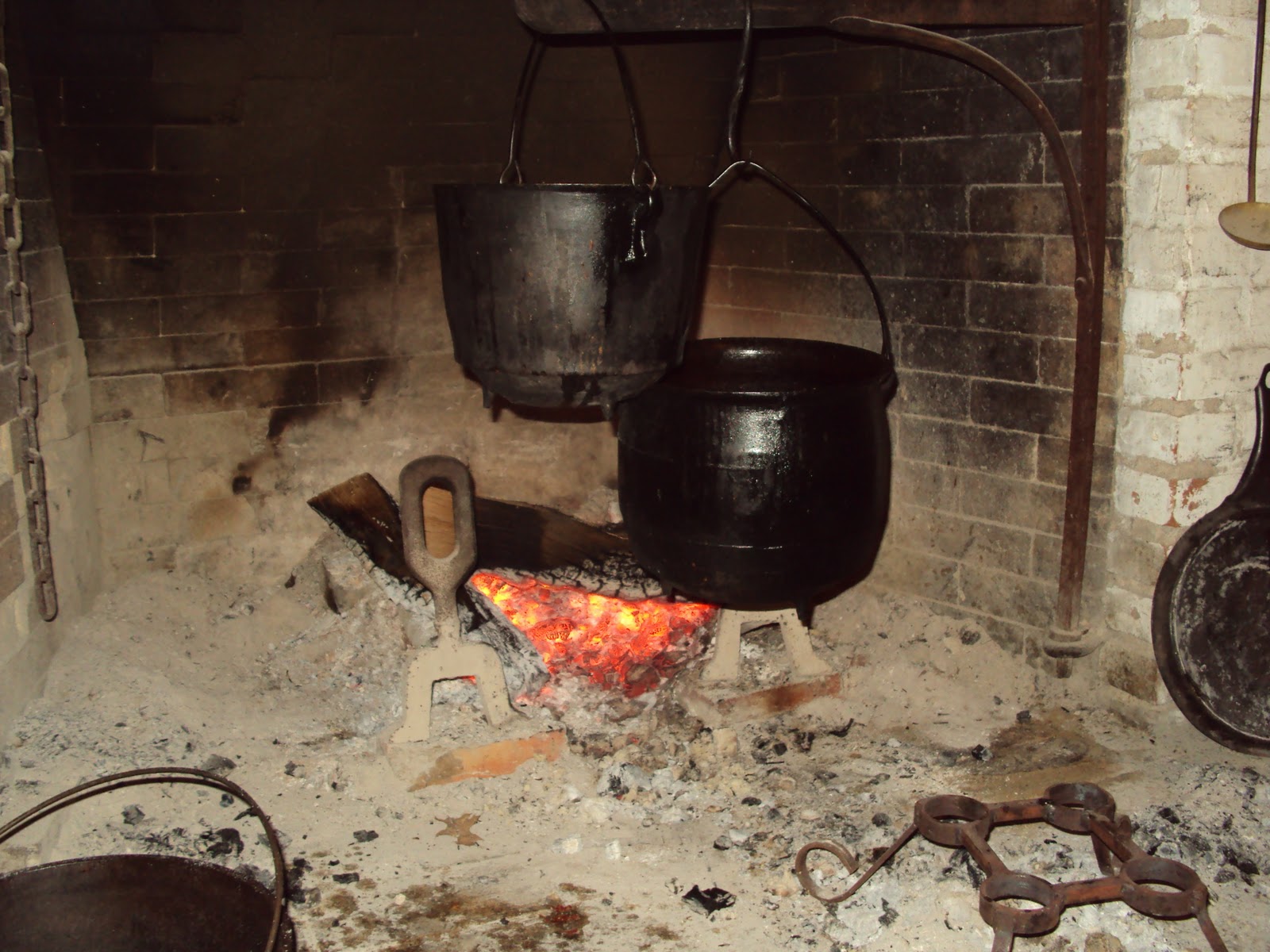 Colonial Quills: In Ye Olden Days: Baking on an Open Hearth
