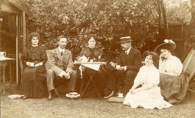 50 Amazing Found Photos Capture Edwardian People in Their Gardens ...