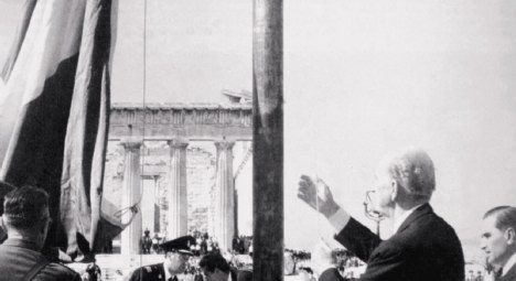Η εκφώνηση του "λόγου της Απελευθέρωσης" από τον Γεώργιο Παπανδρέου ...