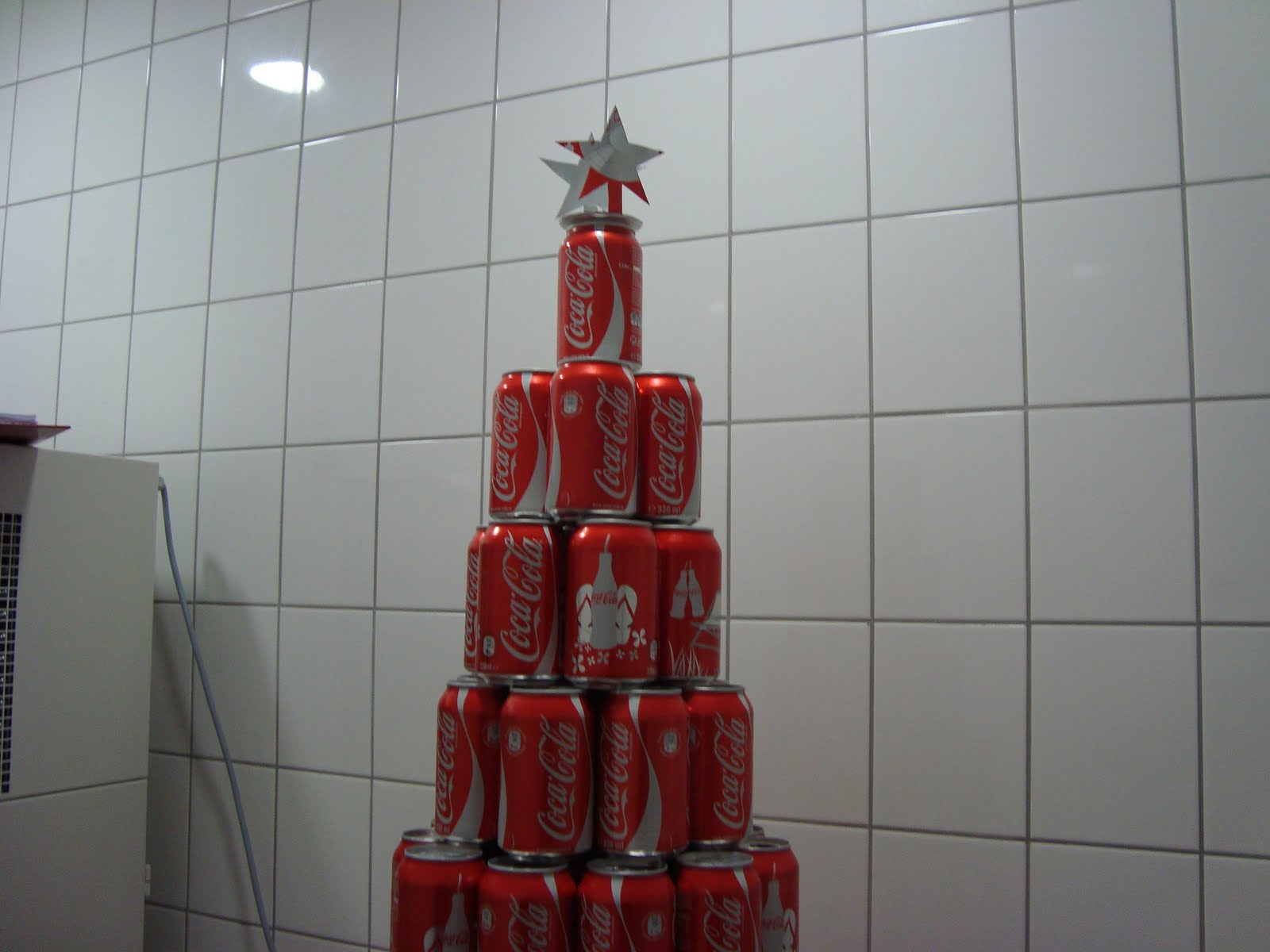 Oh look! A soda can Christmas tree: The finished Coke can Christmas tree