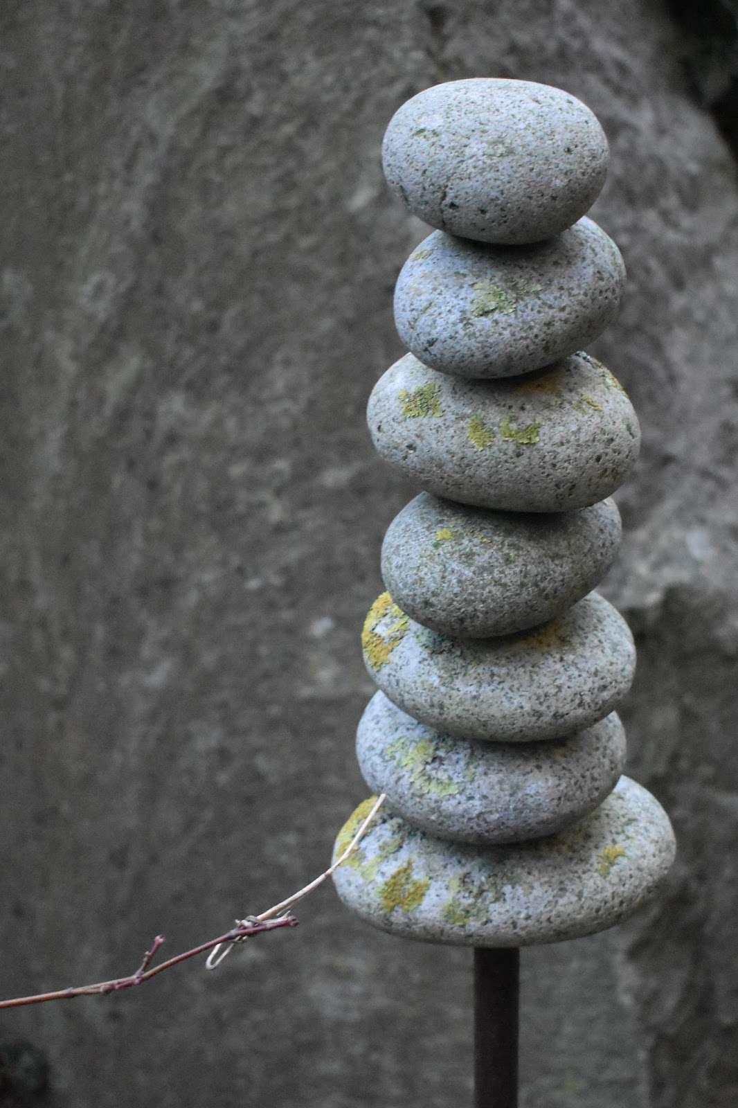 Zakina's blog: Stapeltjes stenen in de Museumtuin van het voormalig ...