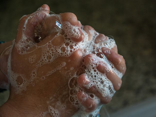 Do not eat food without hand washing- health routine tips