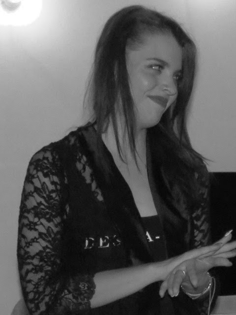 POR LA LUPA: DEBBIE CASTRO DE MANERA SENSACIONAL EN TEATRO